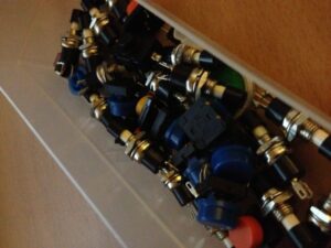 Connect several digital inputs to one analog input using Arduino • Tech Projects